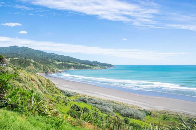 21 BEST Beaches in New Zealand (that you don't want to miss!)