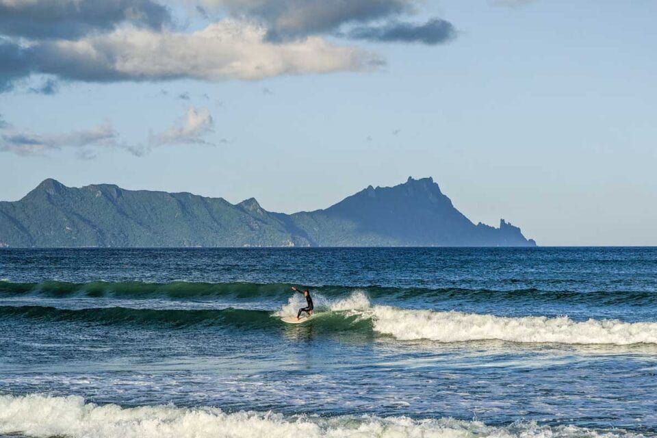 15 BEST Places to Go Surfing in New Zealand + Complete Guide